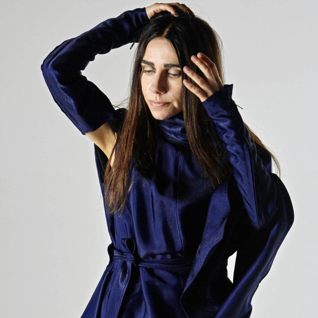 PJ Harvey — A Dog Called Money перевод